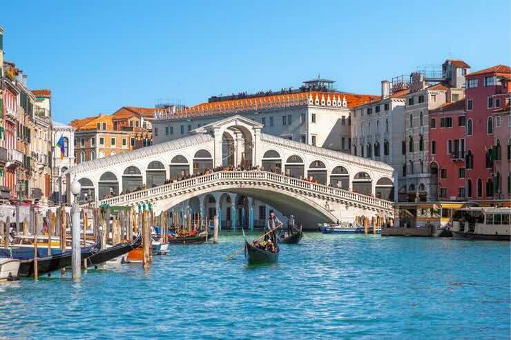 In Italia c'è una città che ha 435 ponti, ma nemmeno un fiume: il ...